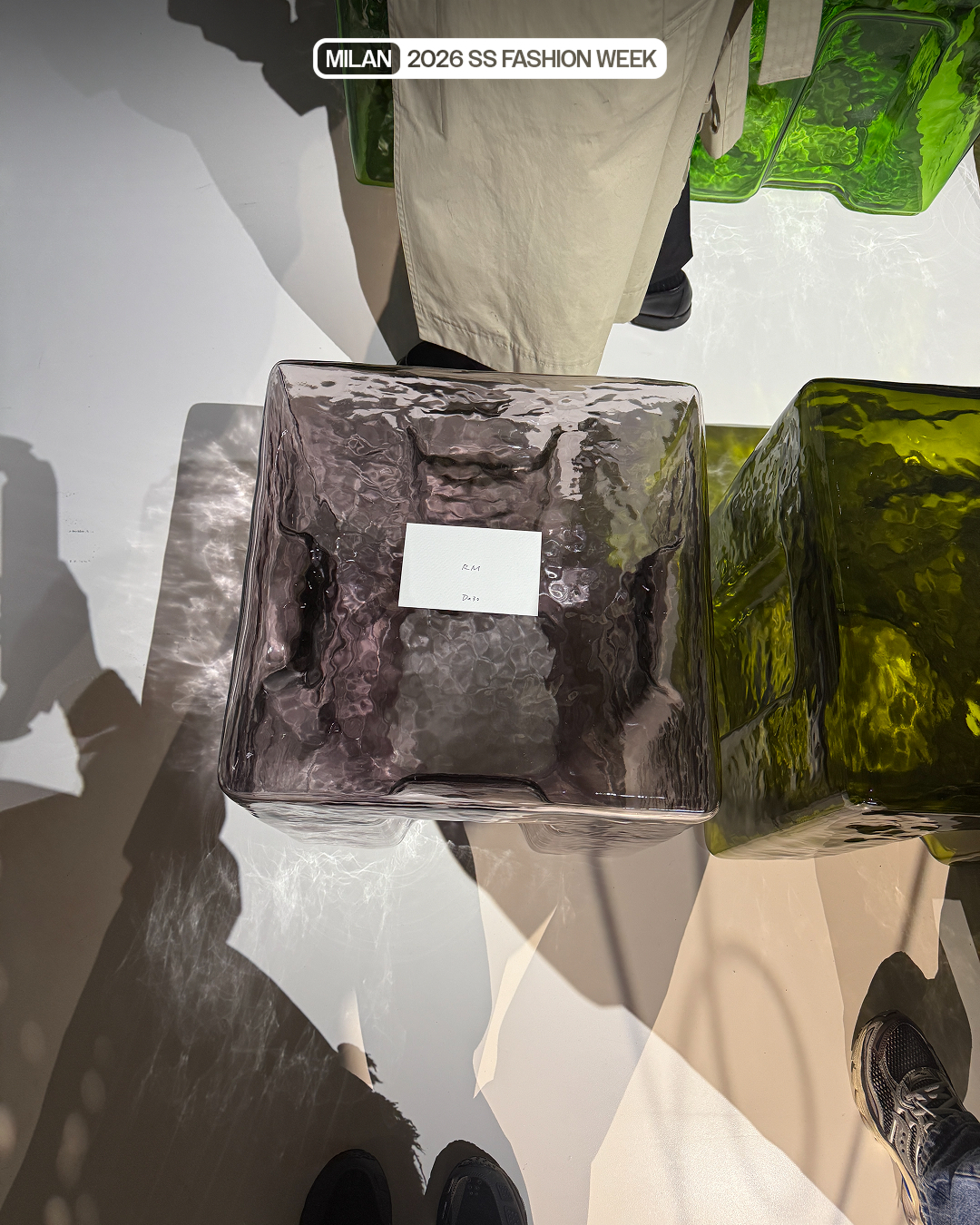 보테가 베네타 쇼 시작 전 포착한 RM, 아이엔, 수인의 이름, 그리고 이광호 작가 작품 | 패스트페이퍼 (Fastpaper)