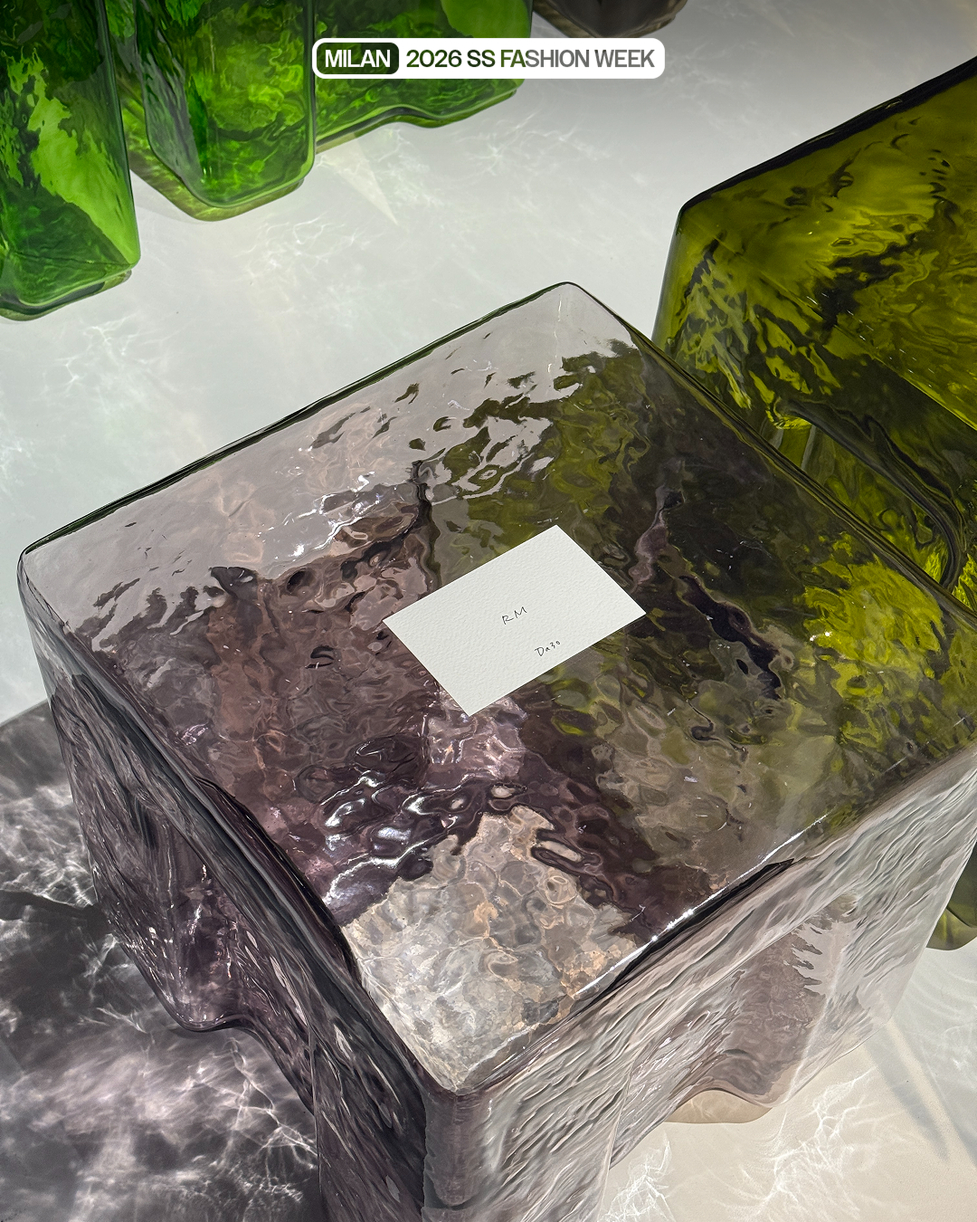 보테가 베네타 쇼 시작 전 포착한 RM, 아이엔, 수인의 이름, 그리고 이광호 작가 작품 | 패스트페이퍼 (Fastpaper)